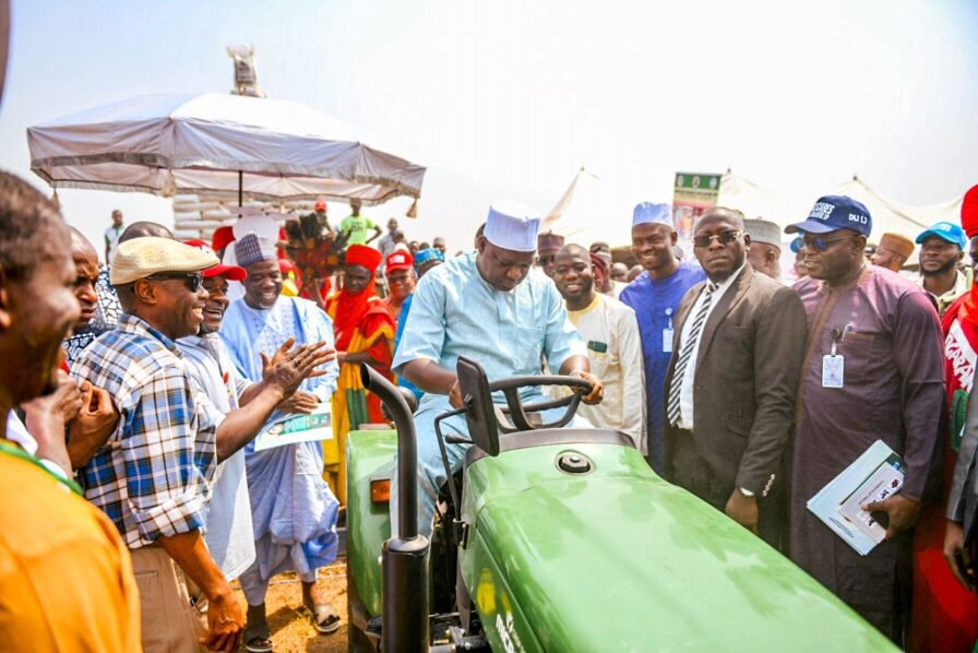 Niger state govt provides farmers with tools, inputs - SMALL BUSINESS ...